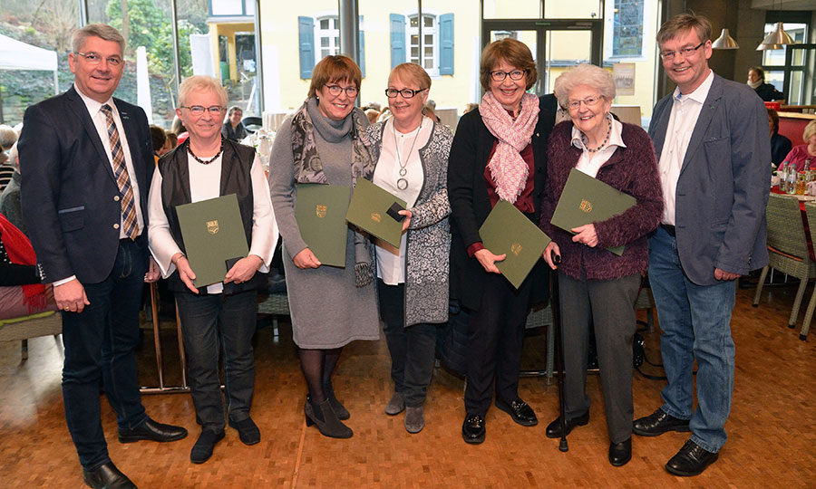 Sechs Ehrennadeln für sechs engagierte Frauen - Bürgerportal Bergisch ...