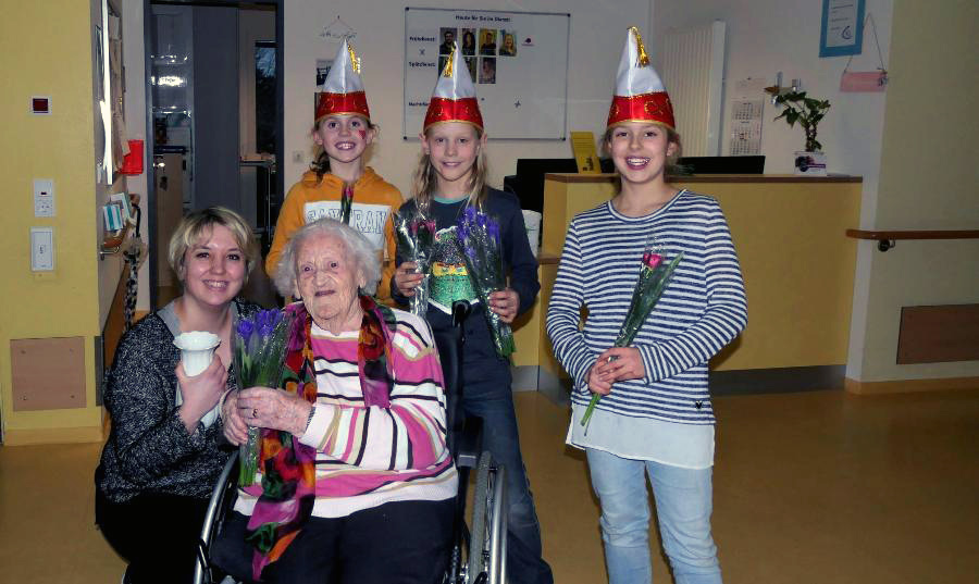 Heidkamper Kinderdreigestirn verteilt Strüßjer an SeniorInnen ...