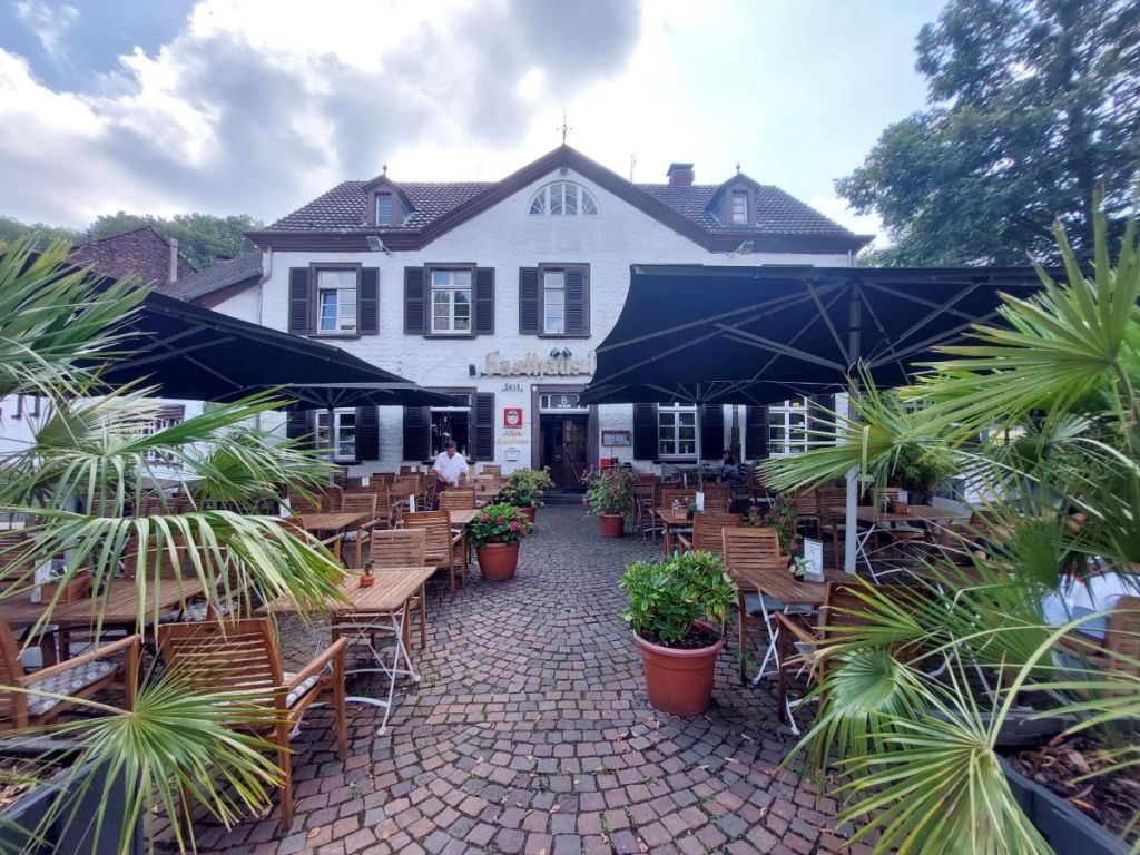 Ein Biergarten in der Stadtmitte im historischen Ambiente ...