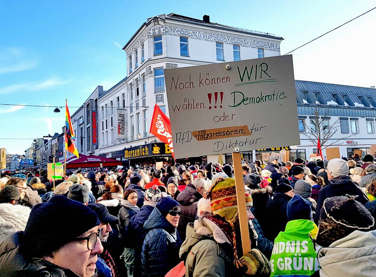 Demo gegen AfD: „Seid schlau, wählt bei der Europawahl kein blau ...